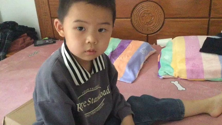 我是梦比优斯奥特曼,妈妈给我买了奥特曼卡包,我们一起来拆吧!