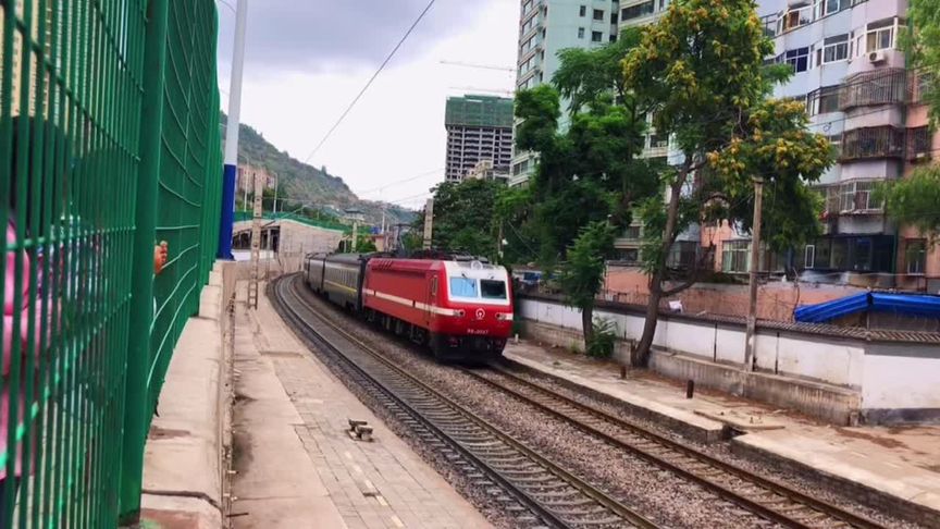 SS7E0047担当Z166次列车(拉萨—上海)通过五泉山,往兰州站方向