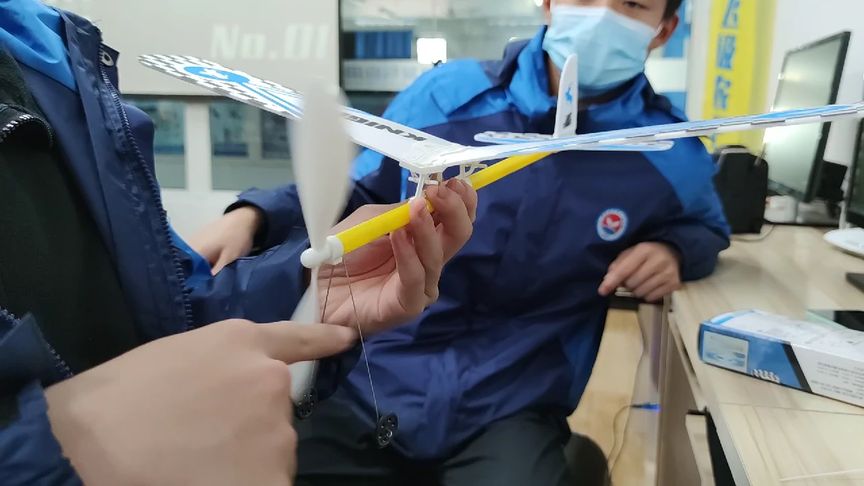 橡皮筋动力飞机组装与试飞练习