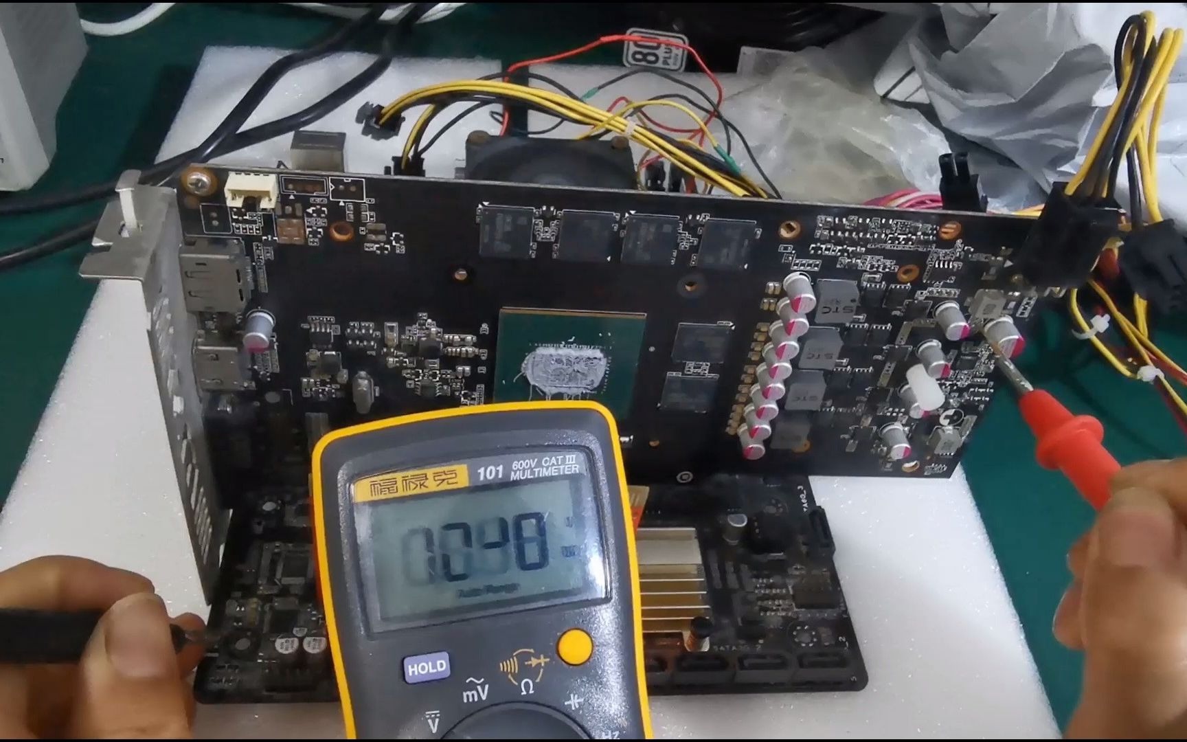 微星GTX1060不显示,测试几个位置电压,换一颗小电阻就秒杀了