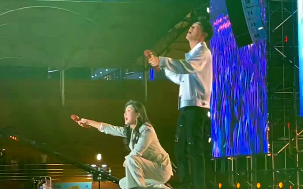 凤凰传奇云南曲靖陆良演唱会|炸裂的现场混乱的镜头