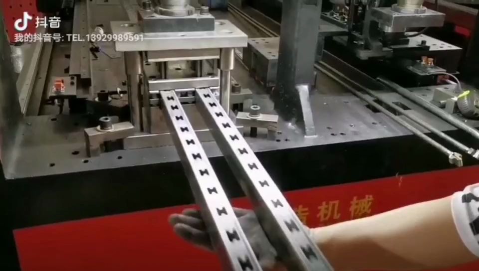 货架自动冲孔机冲孔完美