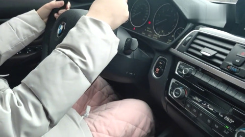 手动挡下坡、转弯的时候,离合器和刹车都要踩吗?