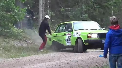 热血观众冲入赛道!泥泞中合力推车引爆全场激情