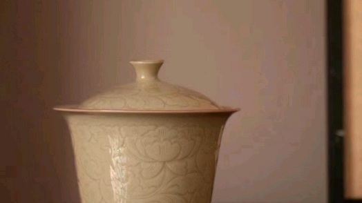 缠枝纹,全称“缠枝纹样”,俗称“缠枝花”,又名“万寿藤”。因其结构...