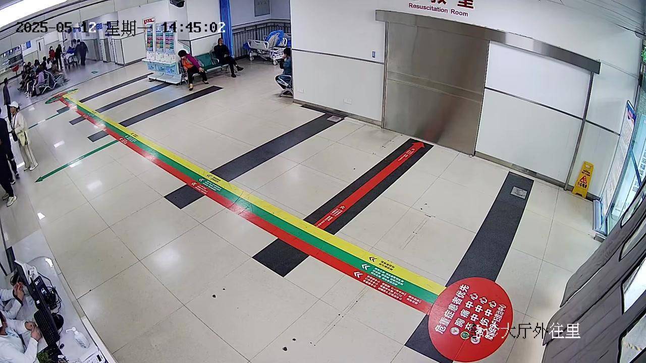 ...青岛市第八人民医院本部院区患者CT检查结束返程途中,突然心跳骤...