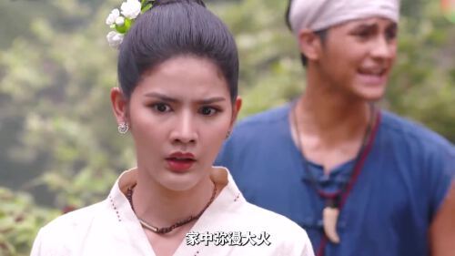 女人不顾自身安危,勇敢使用正确方法灭火救人