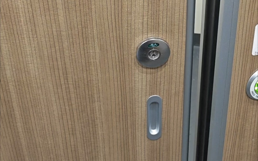 D1首发车9车无障碍卫生间门故障