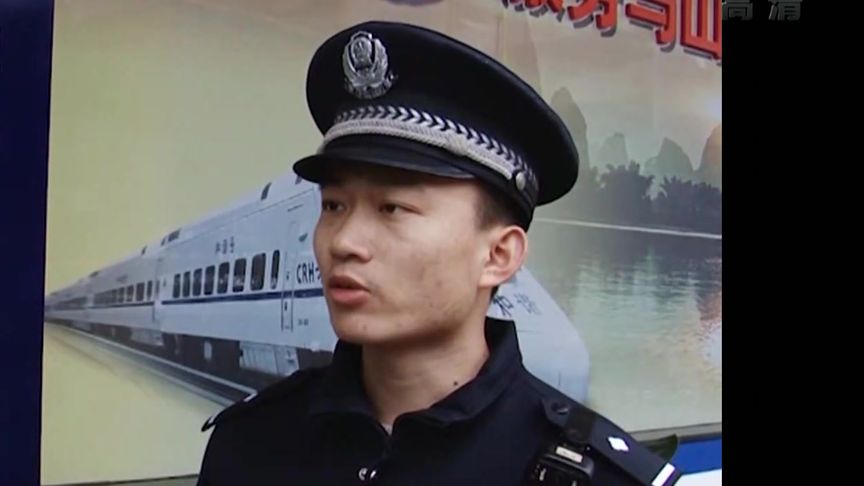 乘客不会操作自动售票机,男子上前帮忙,结果却要收“服务费”