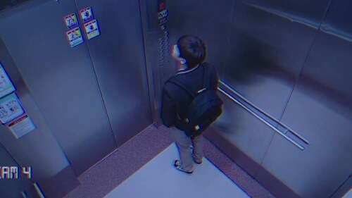 居民楼发生多起失踪案件,男人前去调查后发现,电梯有个诡异女人
