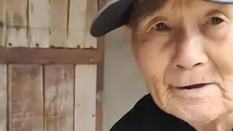 下雨了,父亲的症状随天气变化很严重,把电车当成人吵一了早上