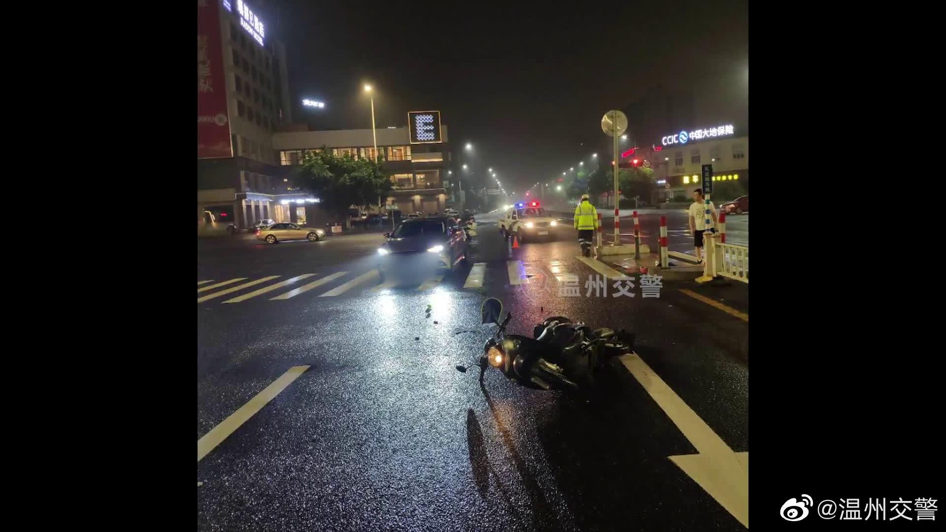 #覆车之戒# #一盔一带# 【轿车转弯猛撞电动车 骑手腾空翻转落地】...