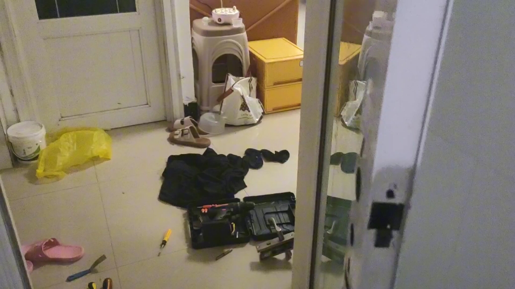 卫生间门锁更换详细教程,铆钉固定更换为卡扣螺丝