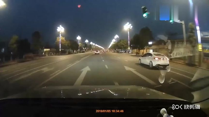 左转弯干到电动车,谁得责任大一点?