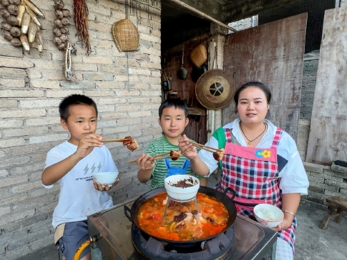 贵州酸汤脆皮猪脚,配贵州胡辣椒面蘸水,味道太绝了