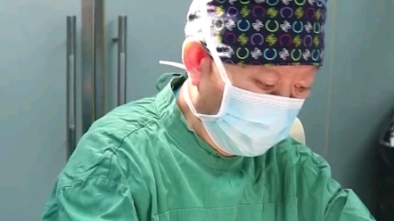 隆胸假体11年破裂,看医生是如何现场取出的?
