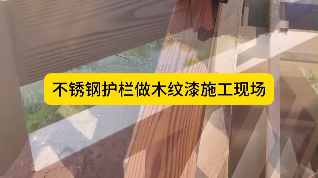 师傅们用工具拉出的一道道木纹纹理在光影下愈发夺目