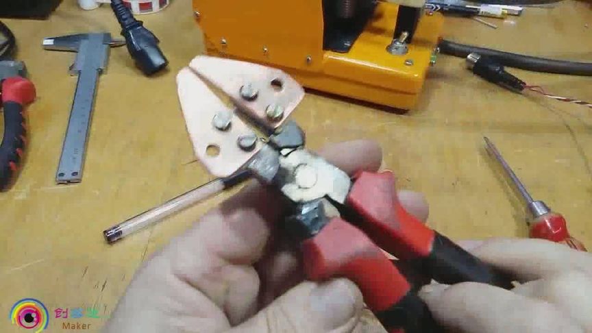 用微波炉变压器制作定时脉冲点焊机,用老虎钳做的焊钳