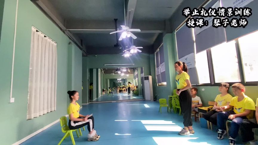 问候礼仪及行为规范训练,孩子们自编情景表演。寓教于乐