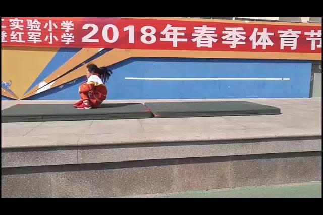 连续发了六个前滚翻的视频,这是一个正确的动作,孩子做的非常认真,...