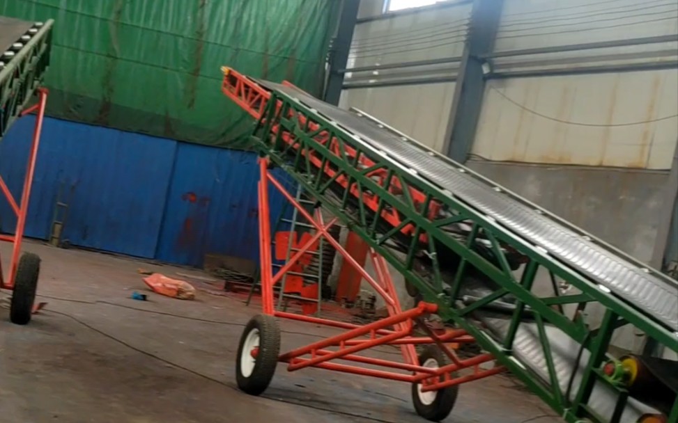 80后农村小伙生产的伸缩输送机双翼输送机