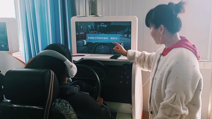 教练为新学员讲解驾驶模拟器的七步练习方法ߑ