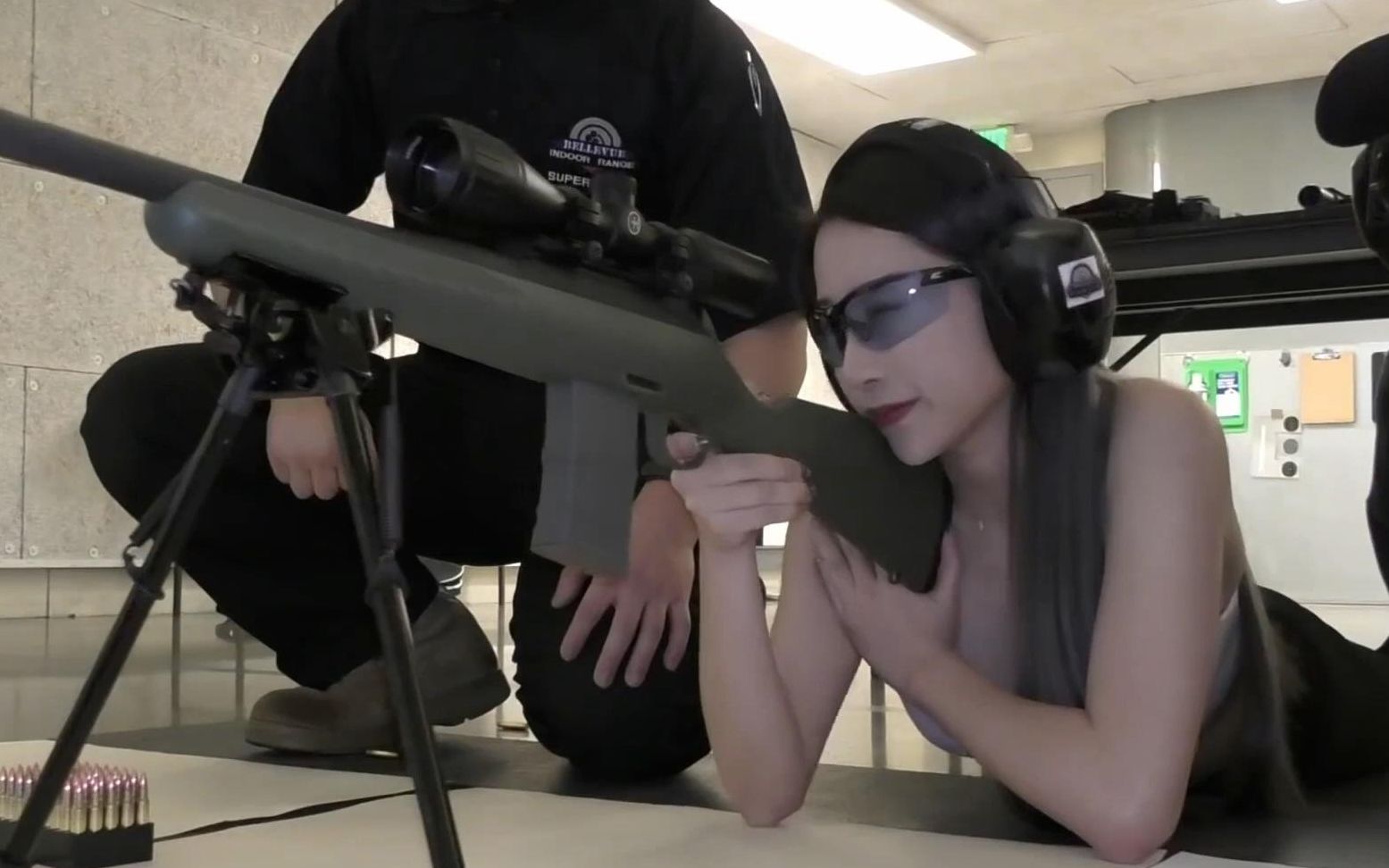 教美女如何正确使用枪械