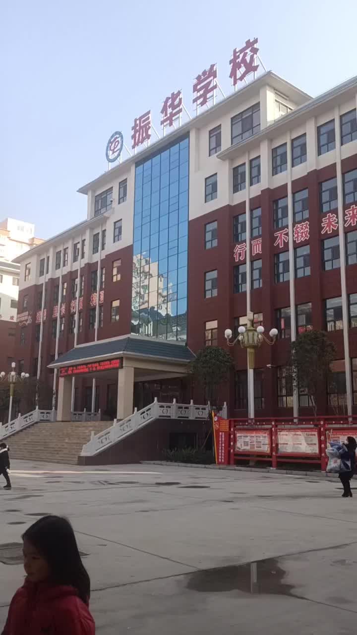 学校拿寒假作业,这学期好像没有上多久就放假了#一学期结束了 #校园...