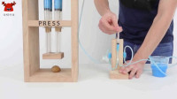 国外小哥用针管和木板制作了一台小型的液压机,核桃在他手上过不了...