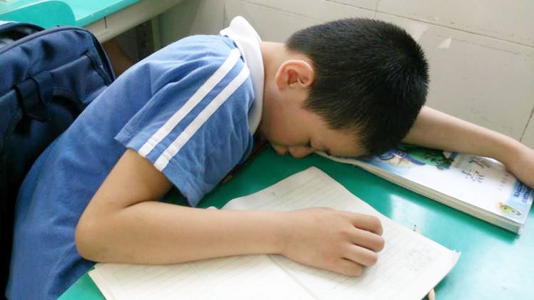 中小学生每天至少睡9小时,家长称难实现,孩子的睡眠时间去哪了