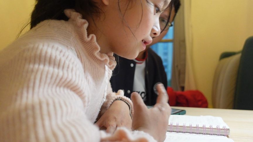 一年级的亲子阅读作业,要求剪辑配乐微信上传打卡