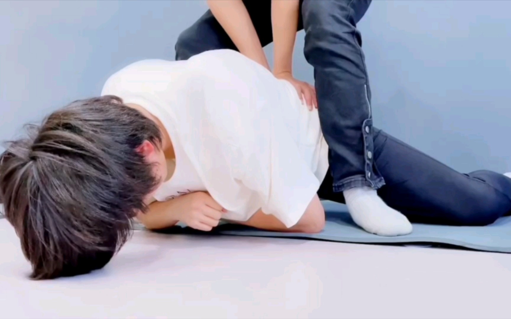 【宋亚轩】210930微博—灵魂压腿(三只海豚宝宝)