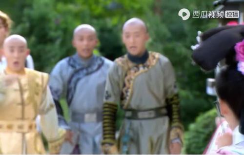 小燕子一石弓射到容嬷嬷,把容嬷嬷打的疼死了,真是太好笑