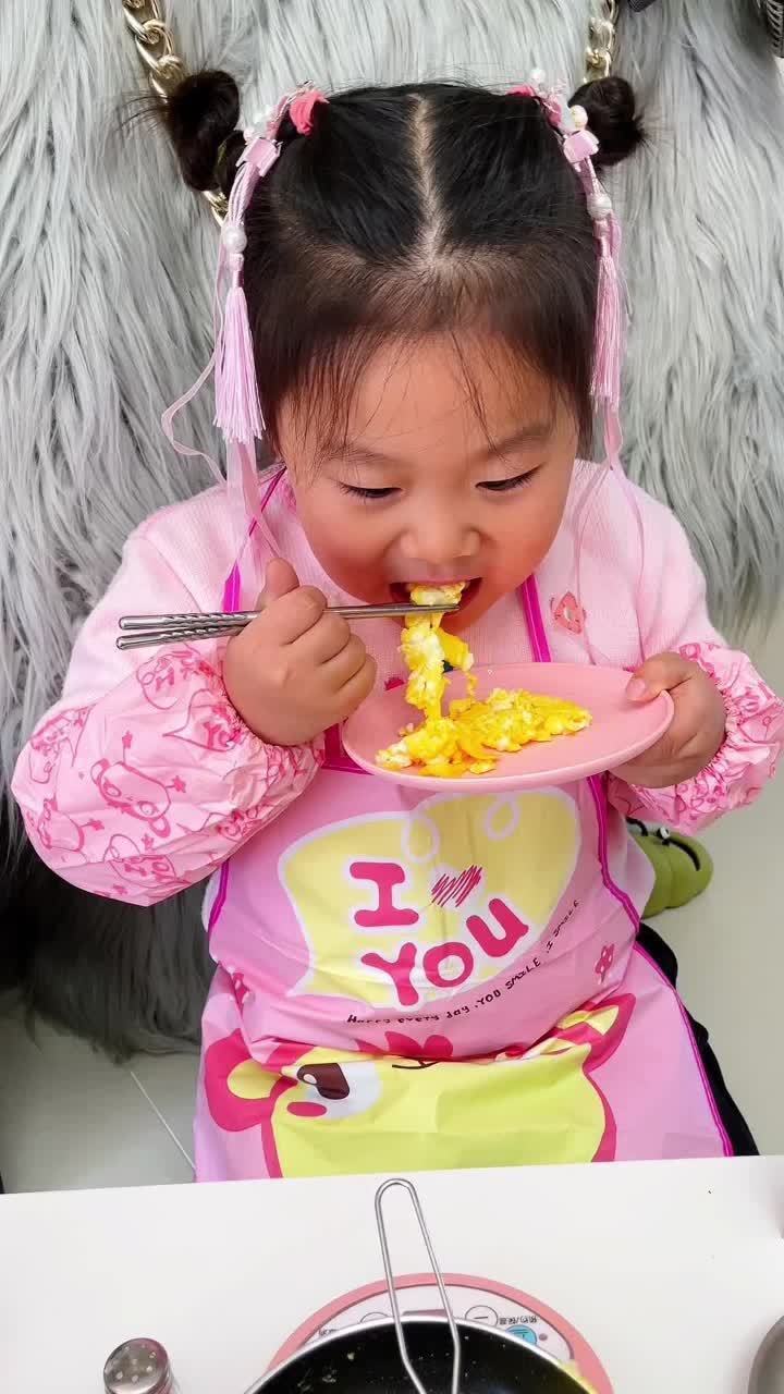 女儿喜欢玩#过家家,暑假给她安排了这套#迷你小厨房,自己动手做的...