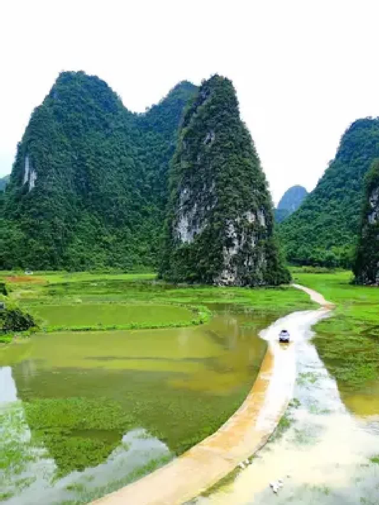 这风景一看就很广西,这不是桂林,是天等!这里下雨后形成了一条水上...