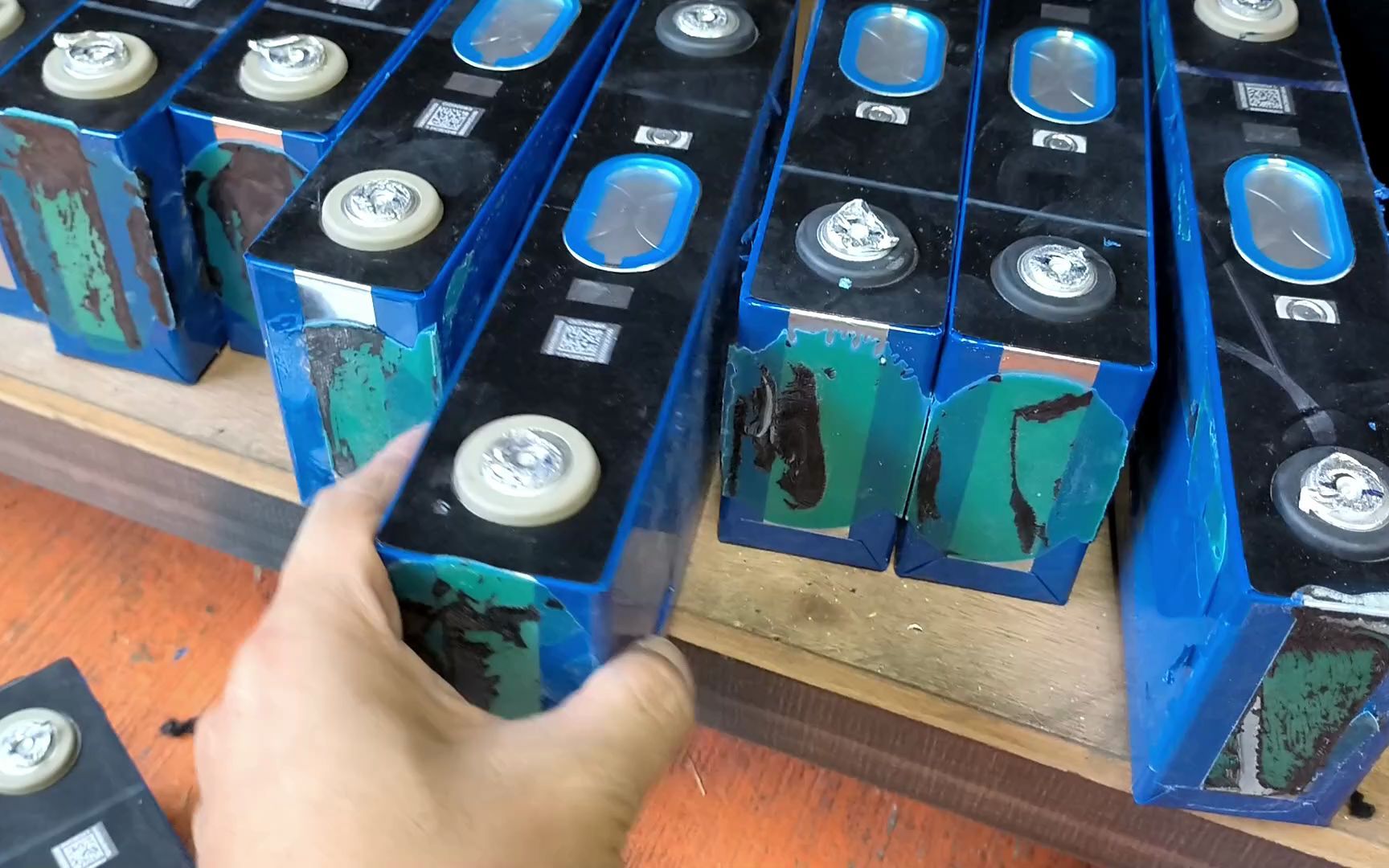 拆两个汽车模组,改装成48v120ah锂电池,给两轮车用可以跑好几百公里