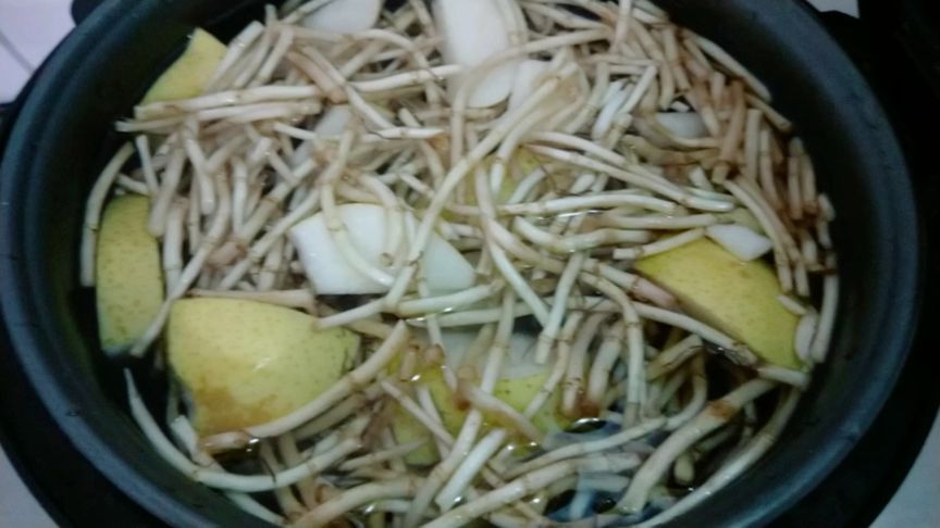 煲糖水喝,冰糖雪梨鱼腥草。