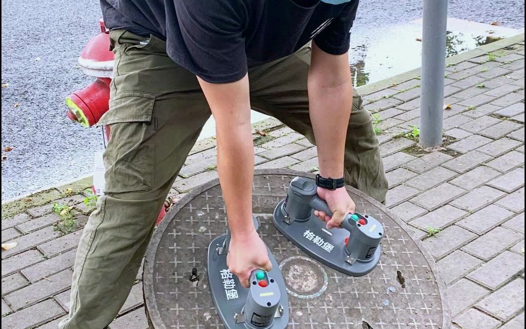 ...井盖作业 #吸盘开井盖工具 #井盖吸盘#那里卖开井盖用电动真空吸盘