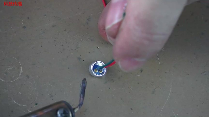 电器小制作,简单材料制作的电磁感应器,谁知道是什么原理