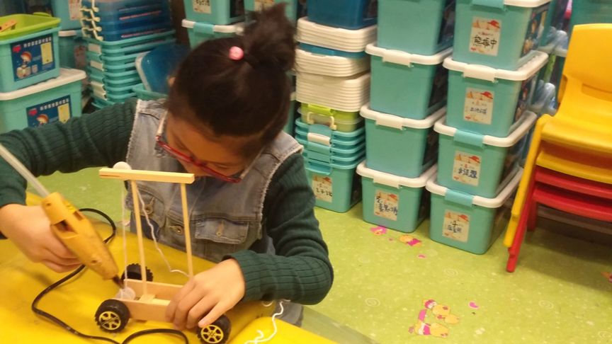 科学小实验:封箱胶带制作的圆形滚筒车,幼儿小学DIY作品