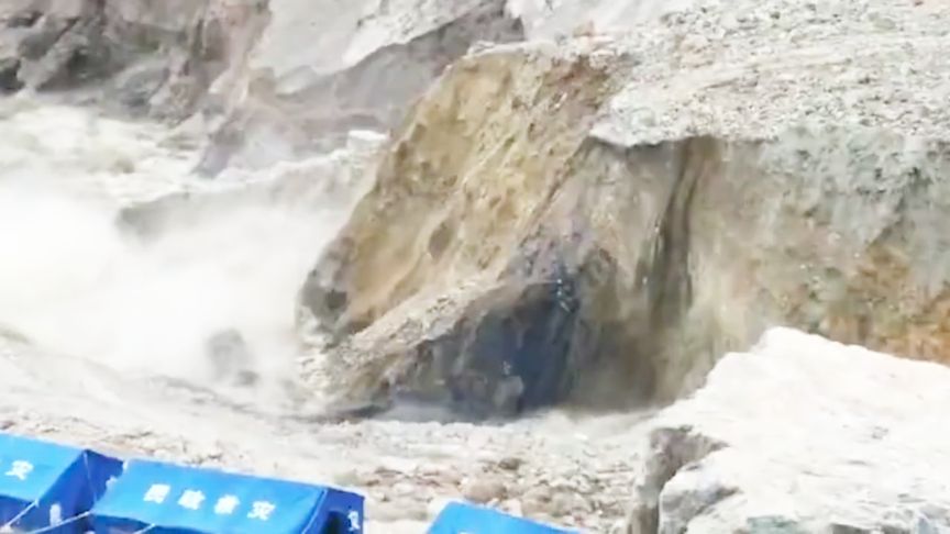 金沙江堰塞湖开始大流量放水 现场江水奔腾场面震撼