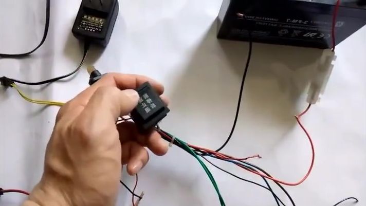 儿童电动车内部的电路结构