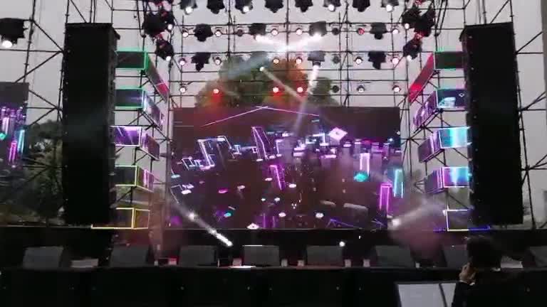 高端的舞台设备,看起就是要安逸得多#演出现场 #舞台无处不在