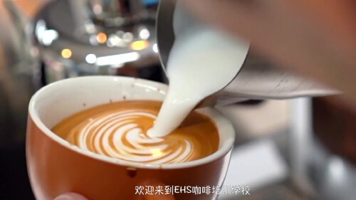 新手必学的3个家用咖啡机打发奶泡步骤,这样就能轻松做出拉花
