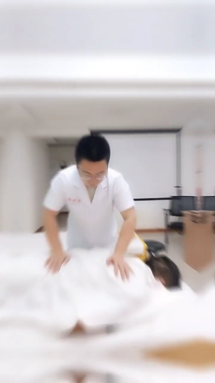 提拿肩井穴。推拿方式:用拇指与食、中二指