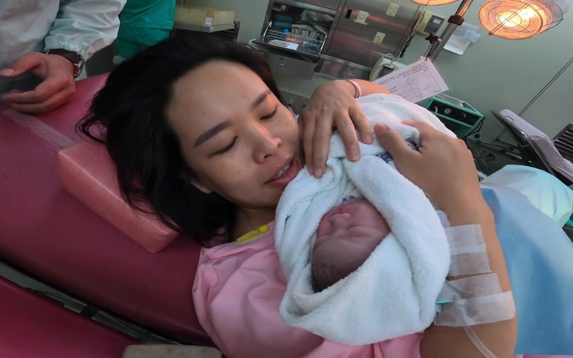 真实记录孕妇自然生产全过程,每个妈妈都是这样坚强而伟大!