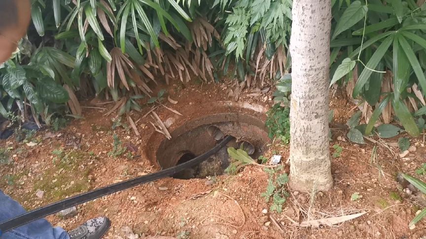 实操:看很哥如何在一楼污水井疏通二楼住户堵塞的厨房排污管