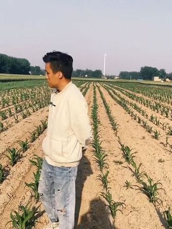 农村新型玉米播种机,每亩地可增产300斤玉米,大家看看咋样?