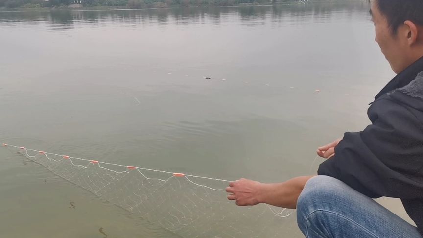 今天没太阳用遥控船到江边拉网试下有无收获4