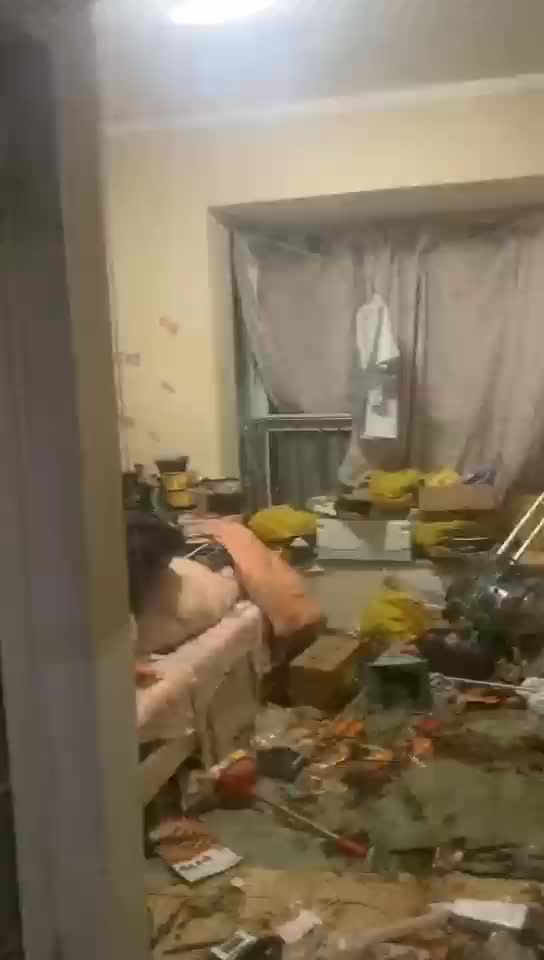 租客失联后留下满屋垃圾,房东:两个保洁三天都没打扫干净
